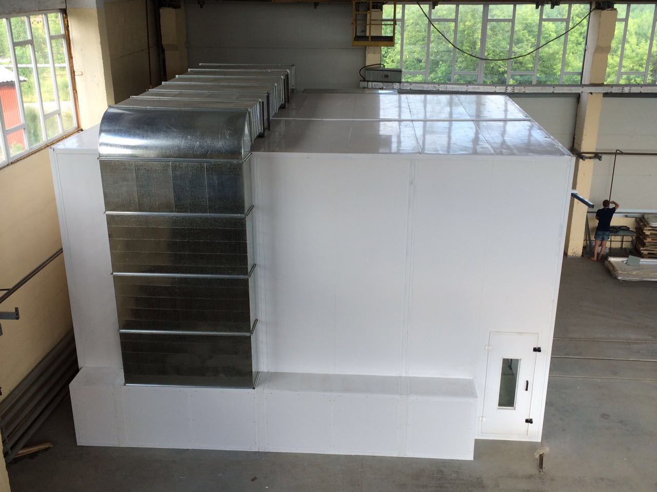 This side downdraft spray booth is a classical design.